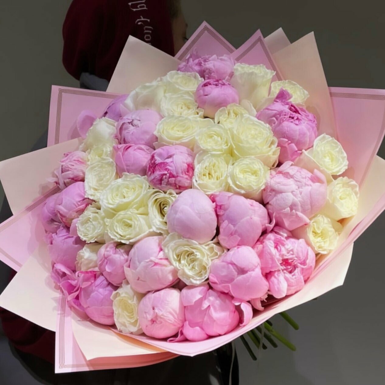 Букет из розовых пионов и белых роз, красивый букет цветов, шикарный, премиум цветы, премиум букет