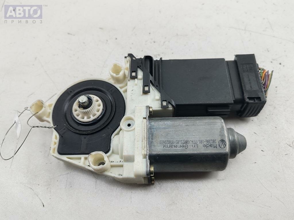 Моторчик стеклоподъемника передний правый Volkswagen Golf-4