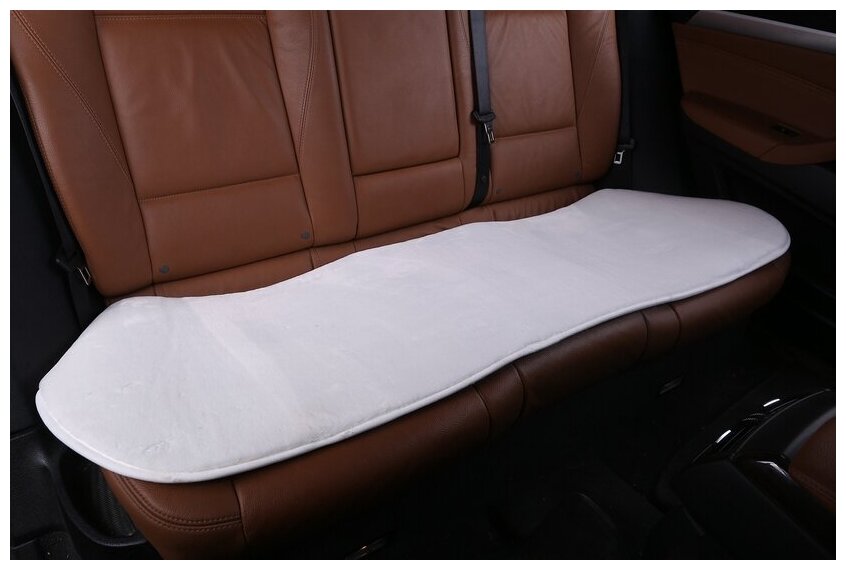 Квадраты из искуственного меха на сиденья автомобиля. Короткий ворс (накидка только на заднее сиденье). Белый