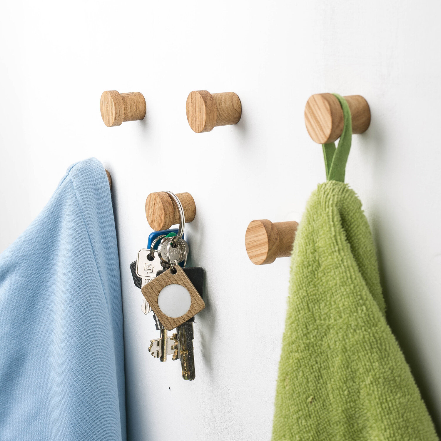 Маленькие настенные крючки из дерева для одежды, рюкзака. 4 шт.