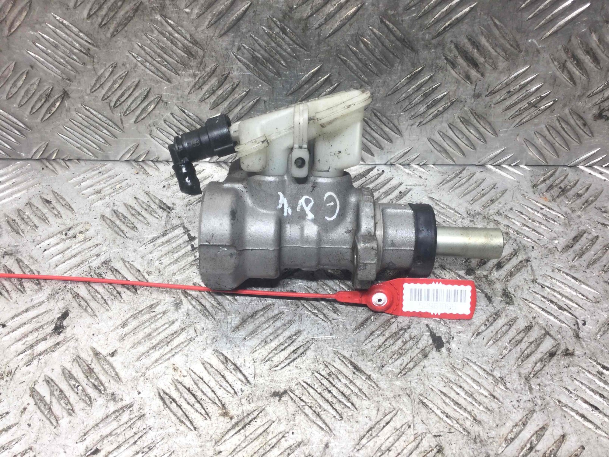 Б/У Цилиндр тормозной главный Ford Focus 1 поколение [рестайлинг] (2001-2005) 2004 г.