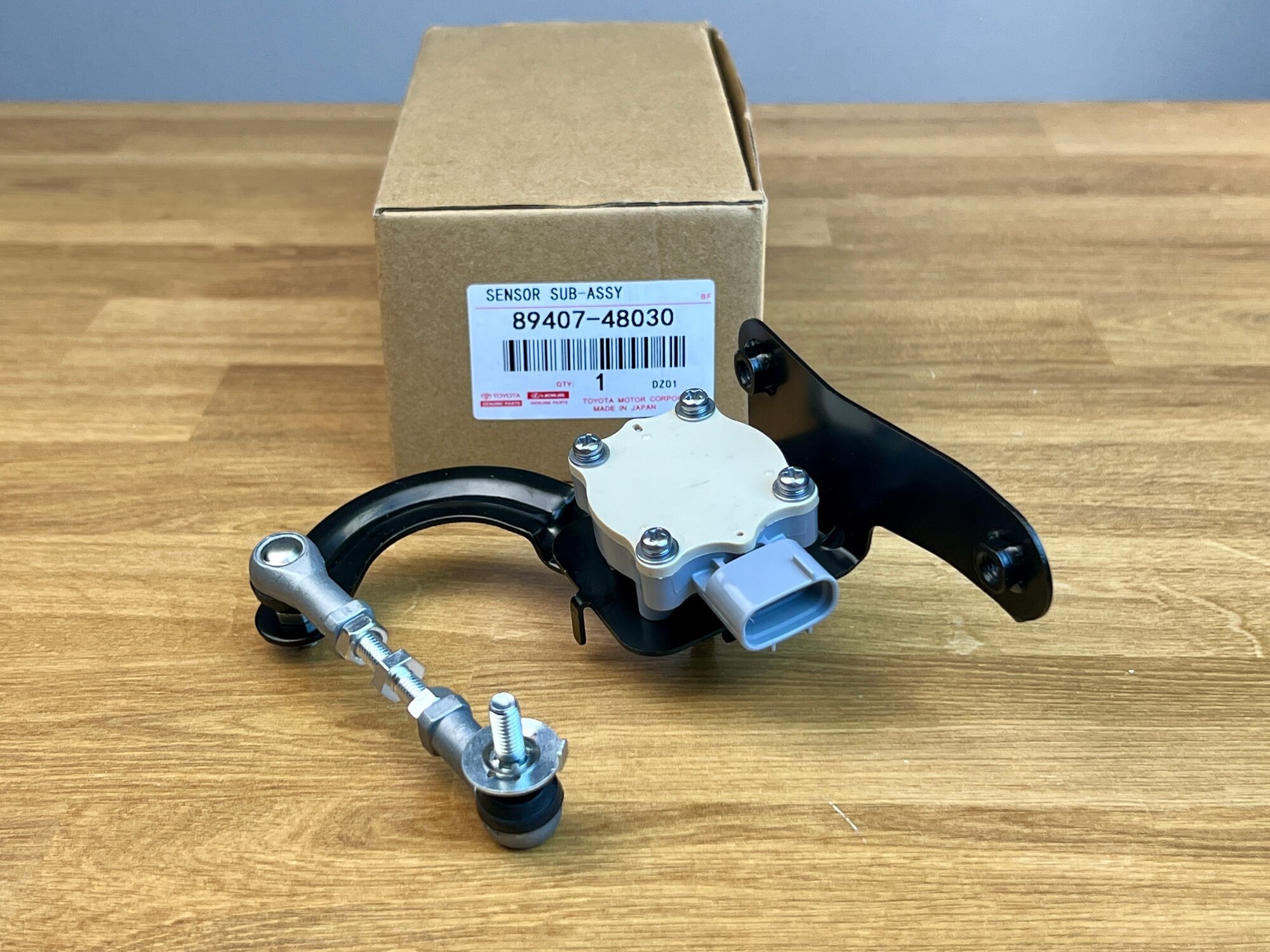 Датчик положения кузова задний правый для LEXUS RX300 / 330 / 350 / 400 Toyota 8940748030 / 89407-48030