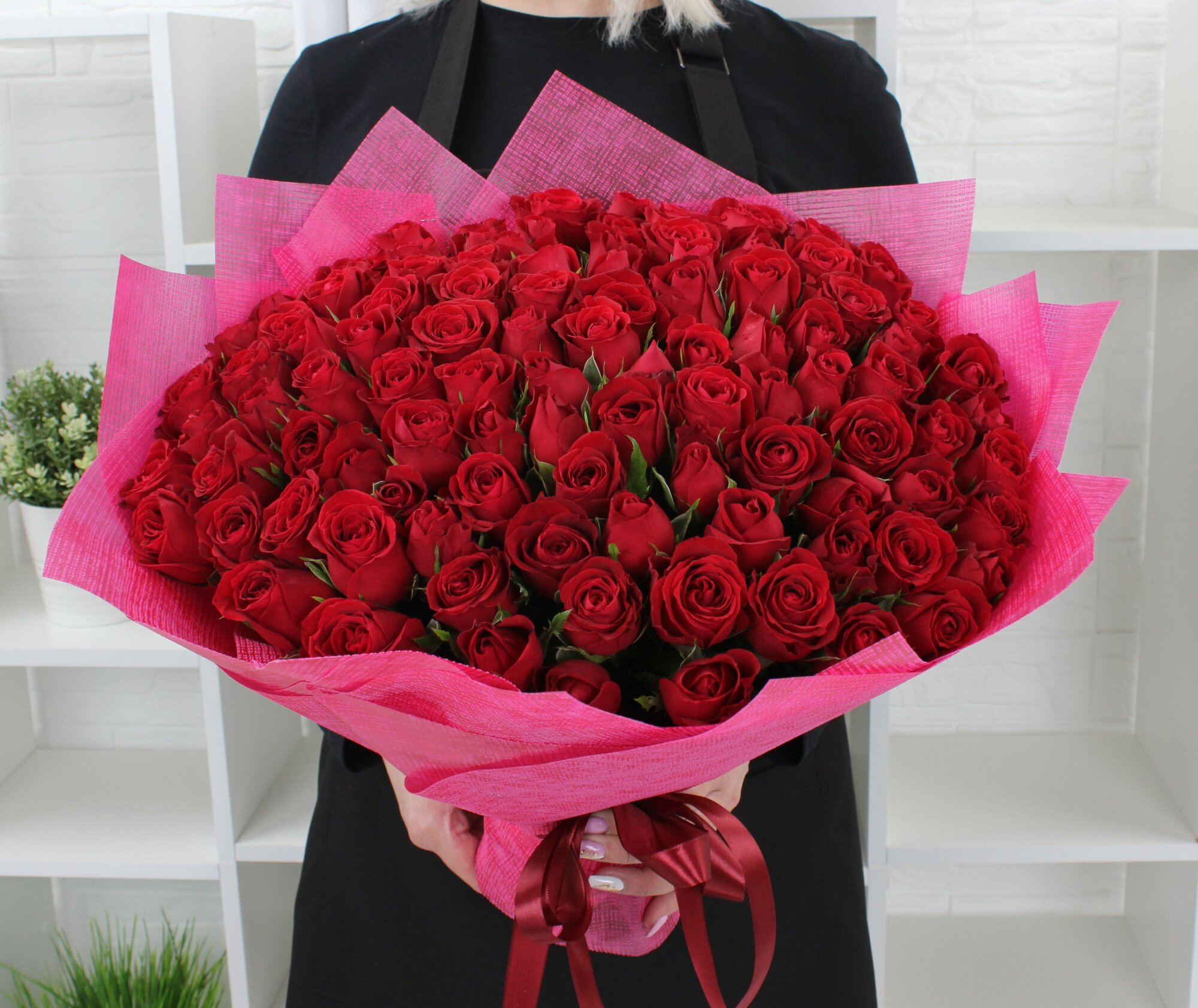 Монобукет THE FLOREAL красная роза 101 штука, высота 40 см, с бантом