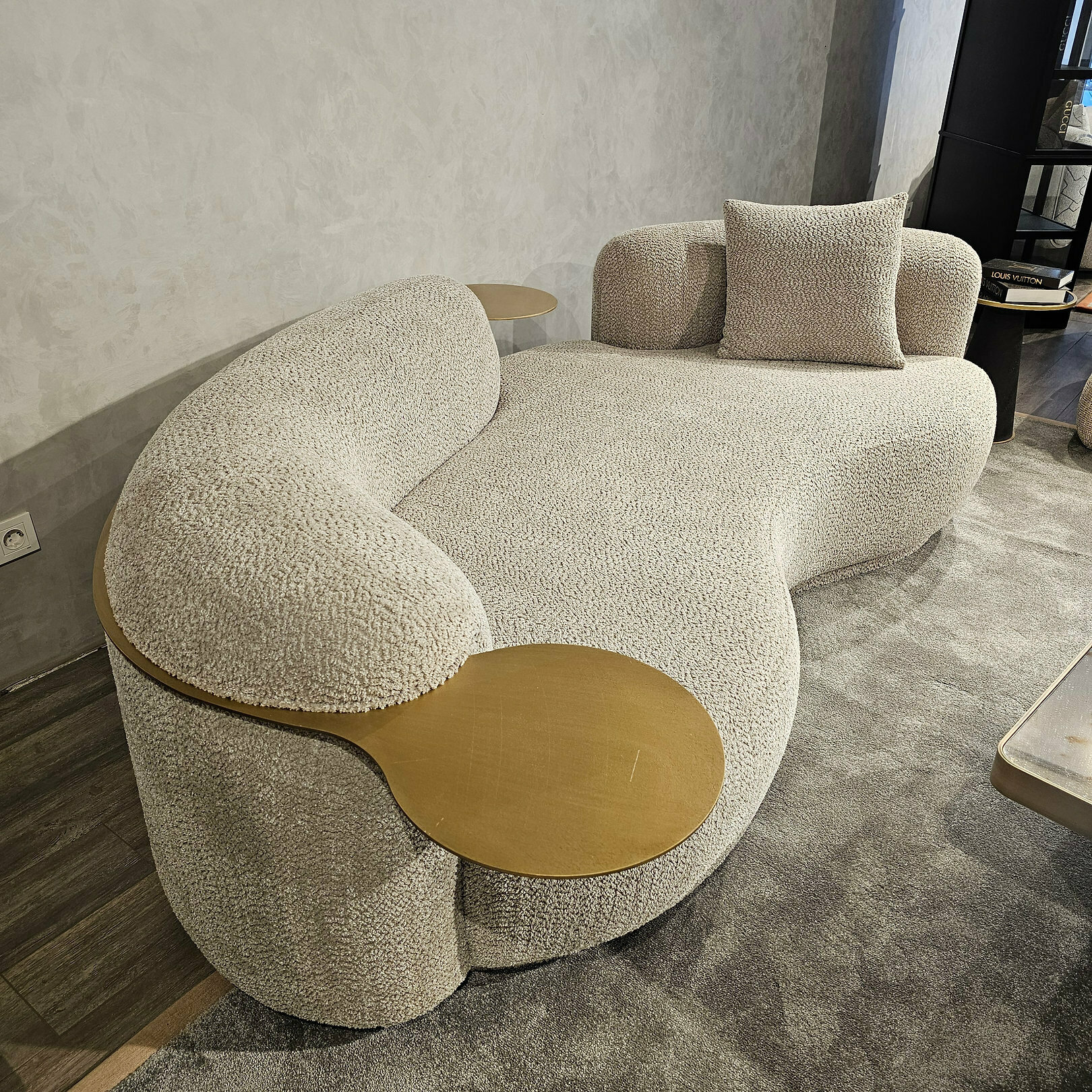 Трехместный диван "татеяма", велюр, 250 см x 150 см x 72см, с полочками, белый, для фотостудии, шоурума, дома