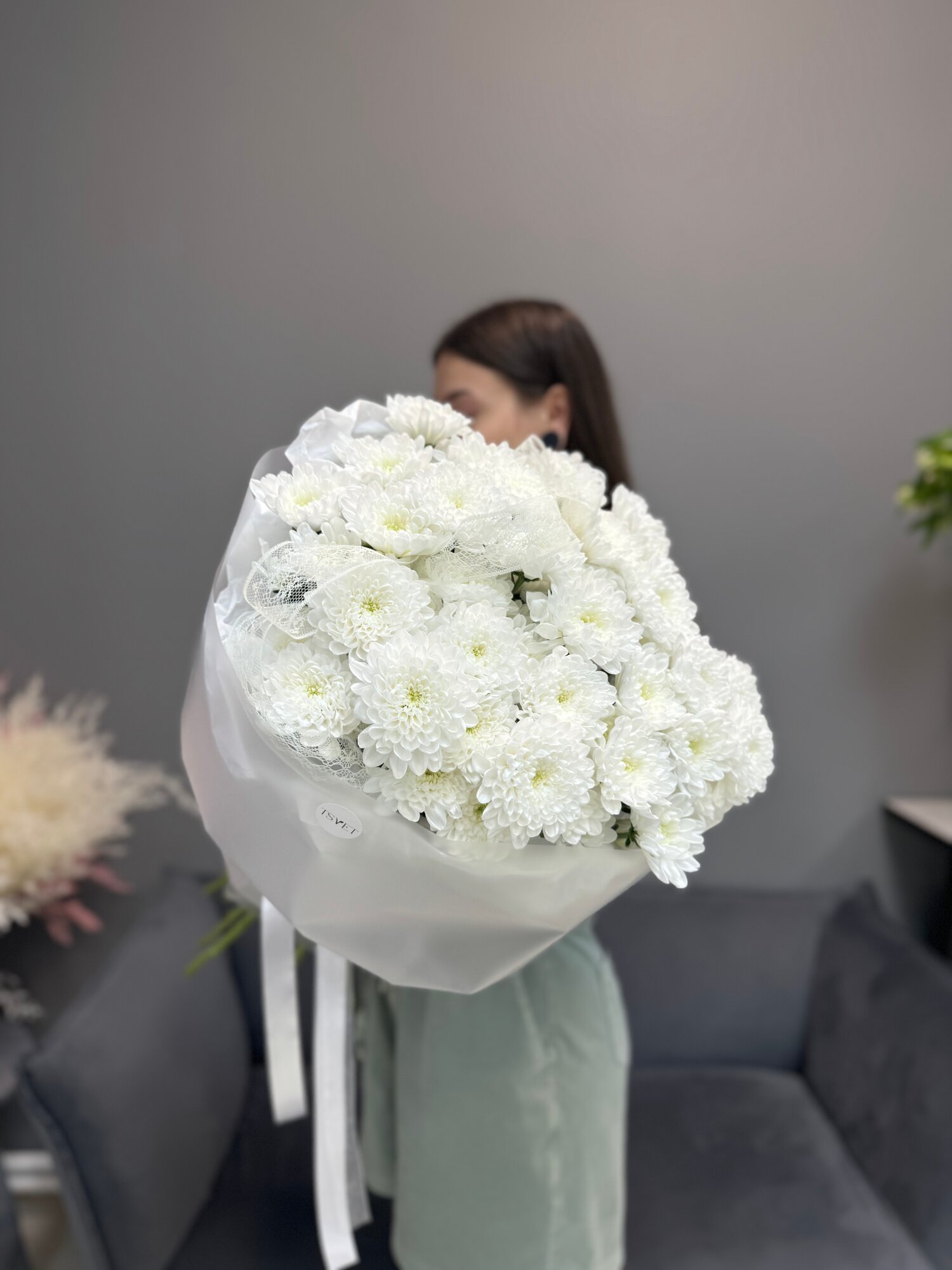 Пышный букет из стойкой белоснежной кустовой хризантемы сорта Алтай
