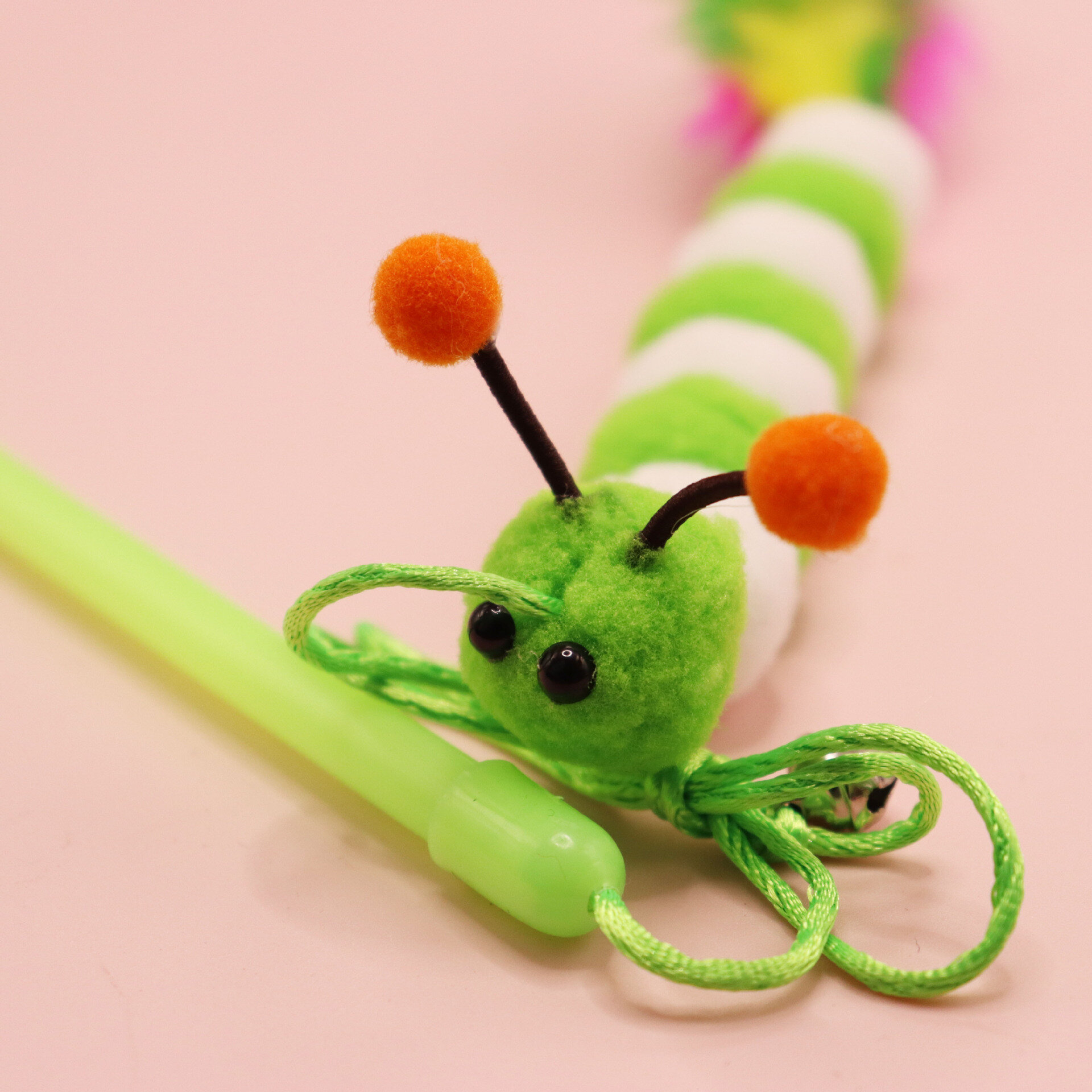 Червячок-игрушка для кошек с перьями и колокольчиком, зеленая - интерактивная игра