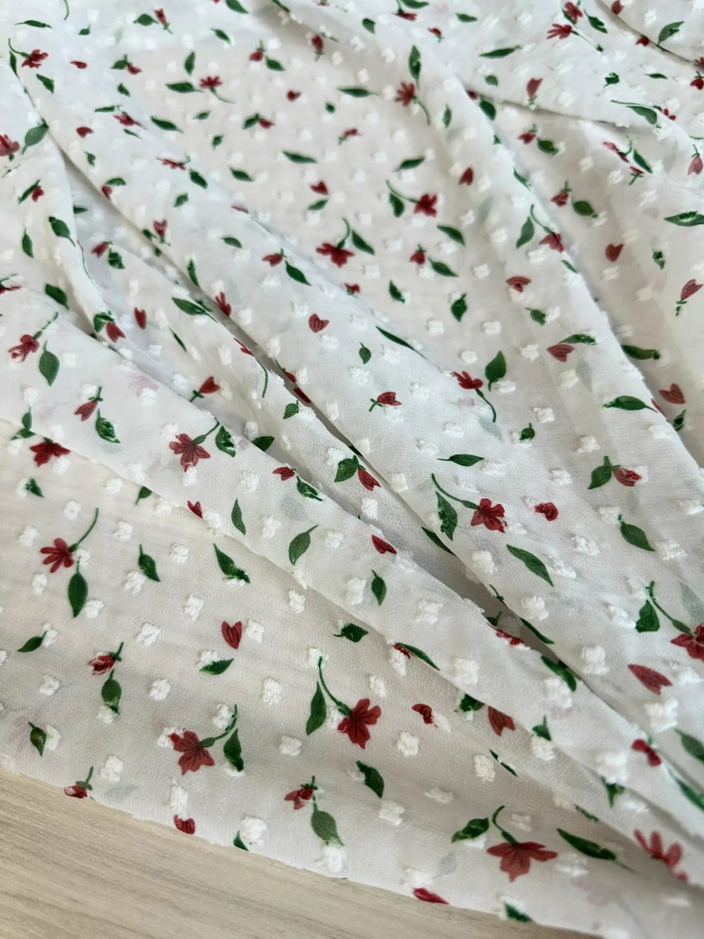 1,5м. Шифон с мушкой ткань для шитья. Белый с красными цветами. Ширина 150 см. Плотность 100