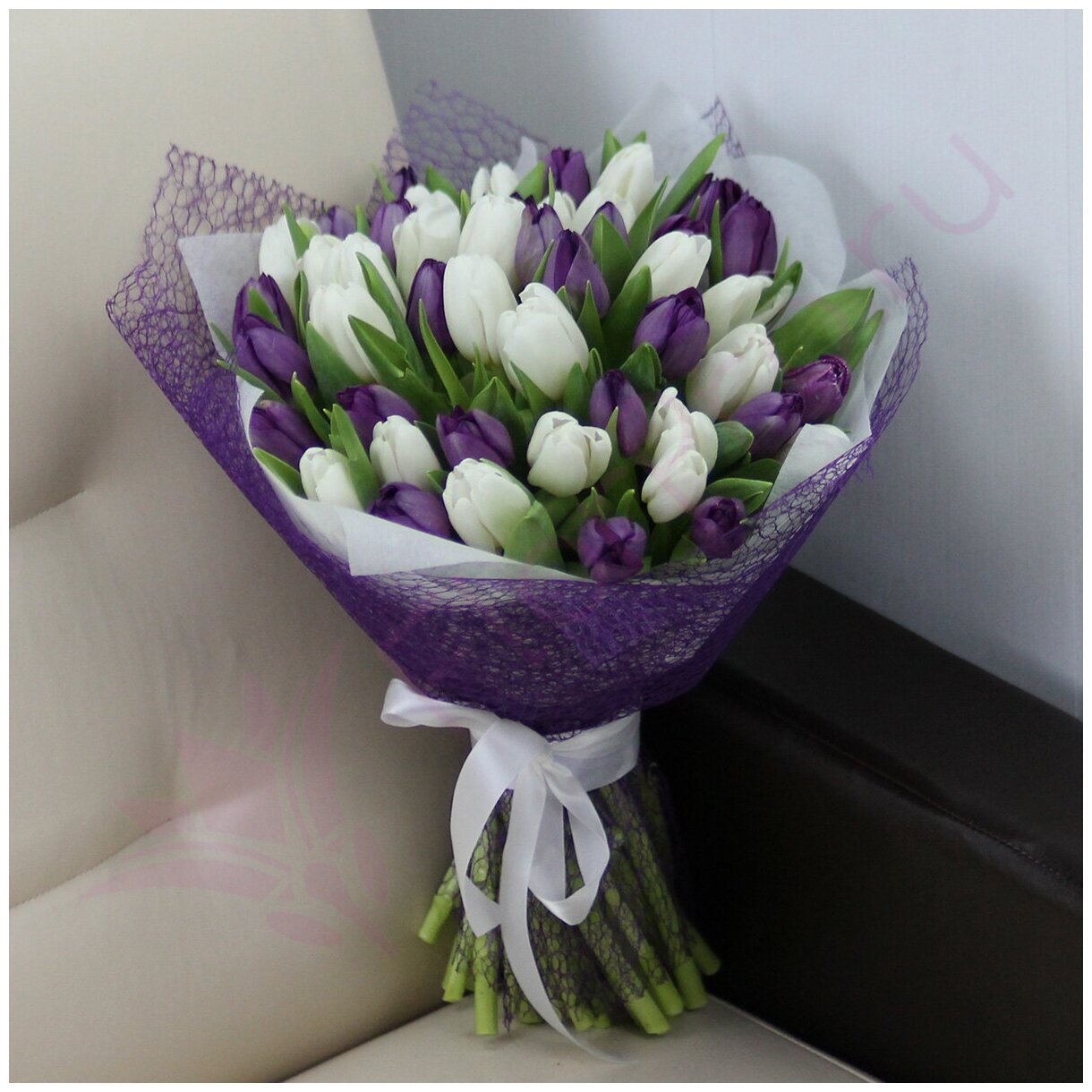 51 белый и фиолетовый тюльпан в упаковке
