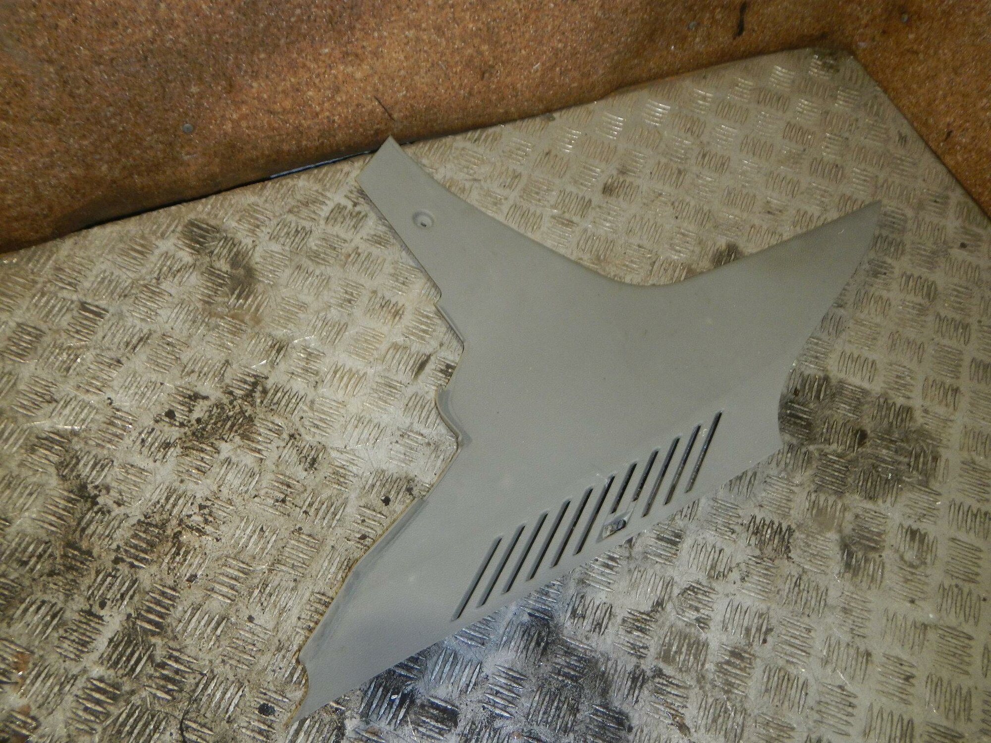 Б/У Обшивка стойки задней правой, Renault (Рено)-LOGAN (05-) RENAULT LOGAN (05-) Царапины. 450154 RENAULT арт. 8200212991