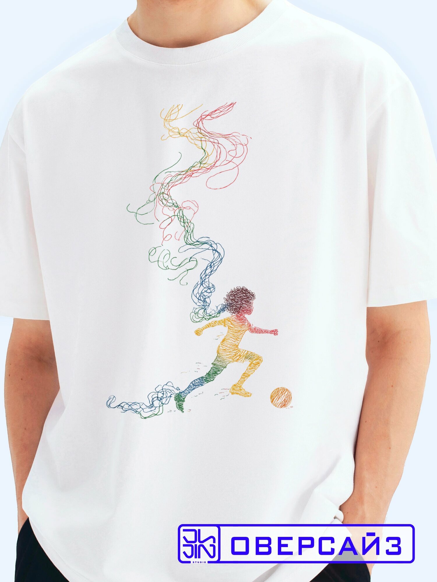 Футболка оверсайз мужская с принтом Футбол абстрактный радужный мяч и многоцветный игрок в динамичном движении, белый хлопковый трикотаж с прикольным рисунком на груди
