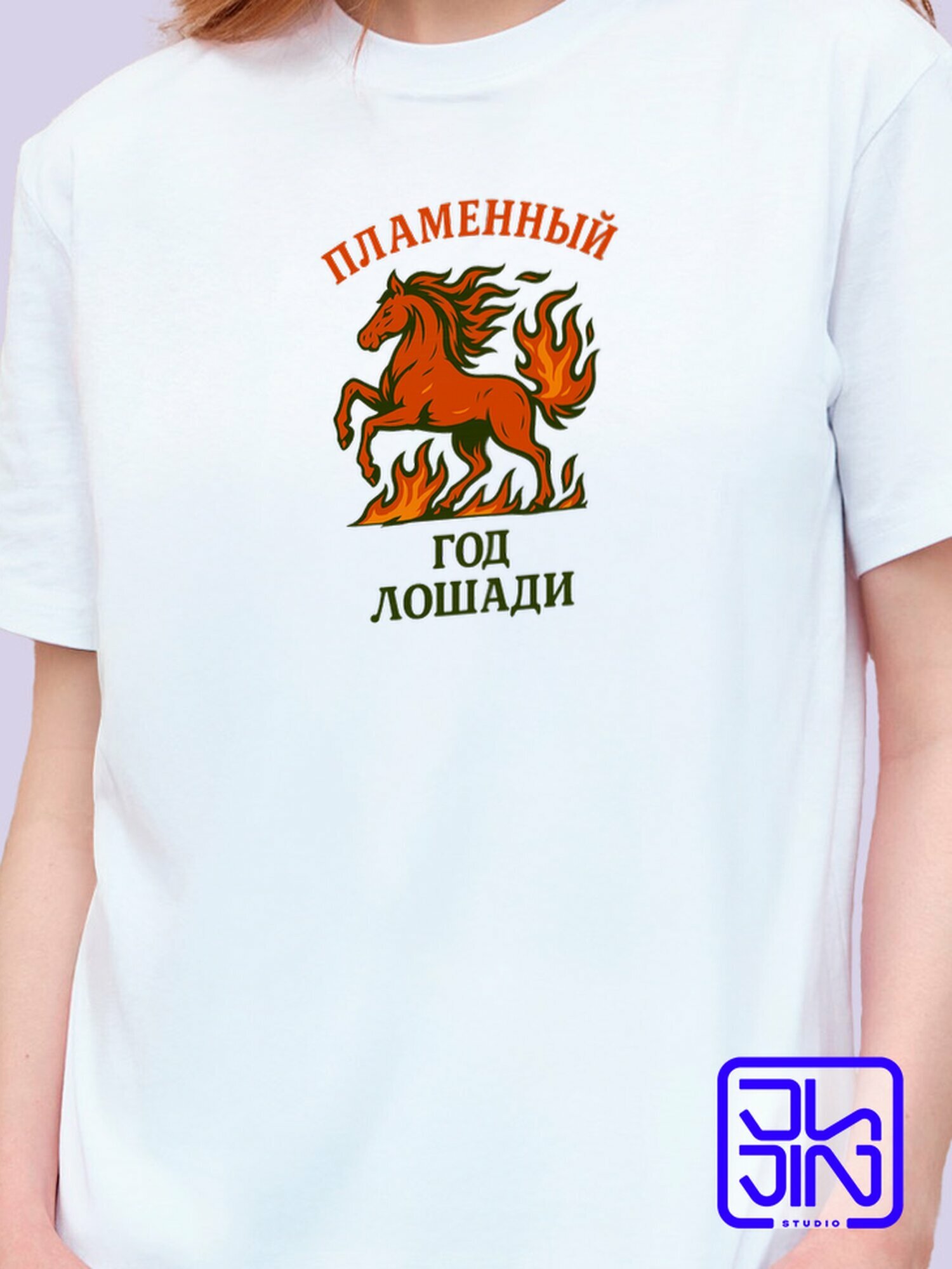 Футболка классическая женская с авторским принтом Дерзкая рыжая лошадь в оранжевом пламени, этнический агрессивный стиль, белый хлопковый трикотаж с прикольным рисунком на груди