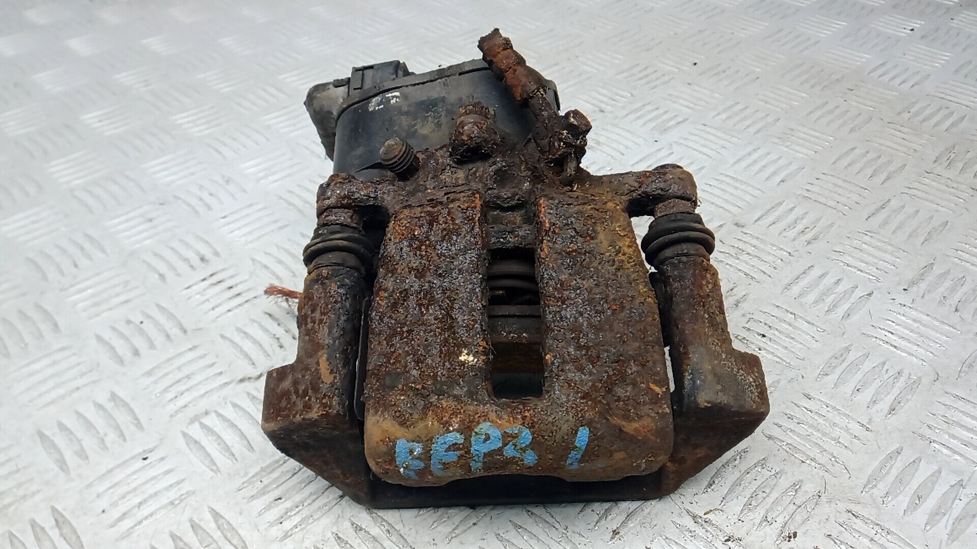 Суппорт тормозной задний левый VOLVO XC60 1