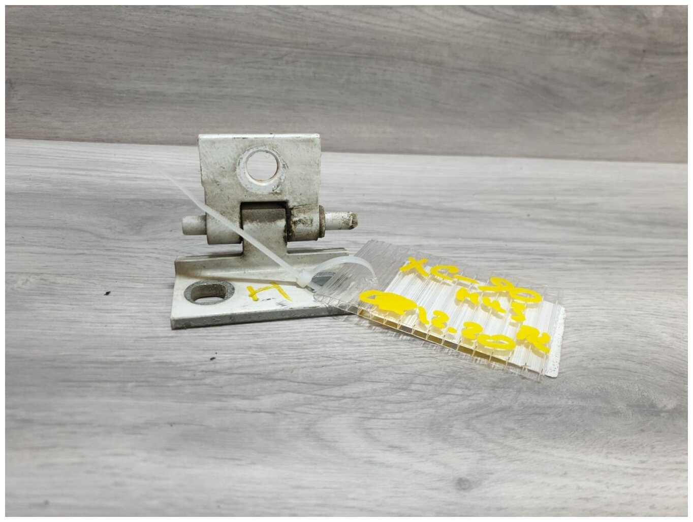 Петля двери передней левой нижняя для Volvo XC90 2002-2015