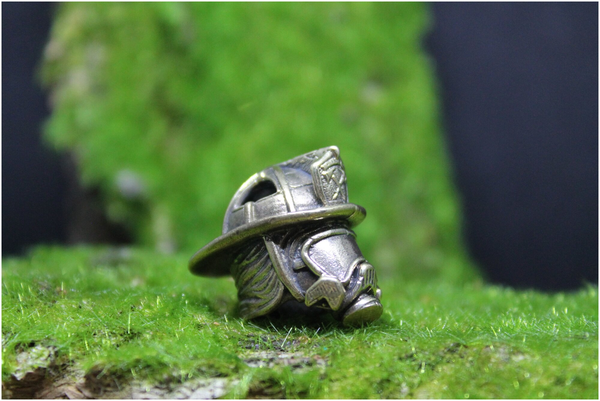 Бронзовая бусина ручной работы - Пожарный - художественного литья, Миниатюрная фигурка для темляков, брелоков, сумок и браслетов