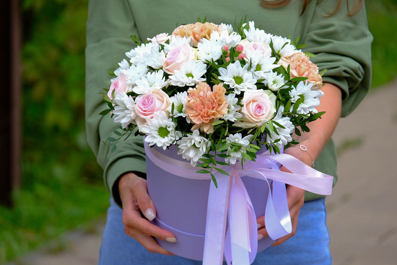 Композиция из хризантемы и роз "Южная степь"