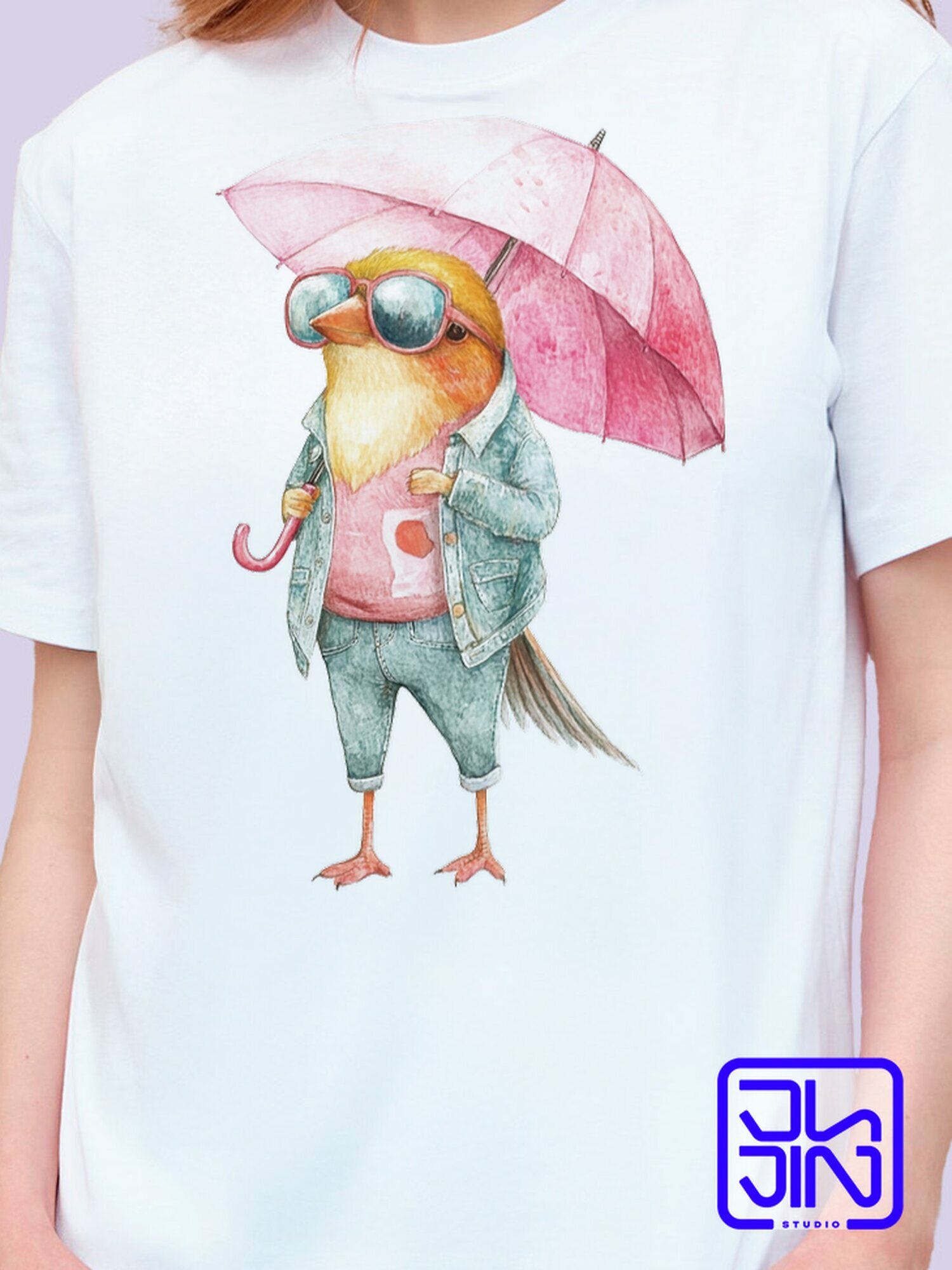 Футболка классическая женская с авторским принтом Смешная разноцветная птица в розовой кофте с очками и веселым розовым зонтиком, белый хлопковый трикотаж с прикольным рисунком на груди