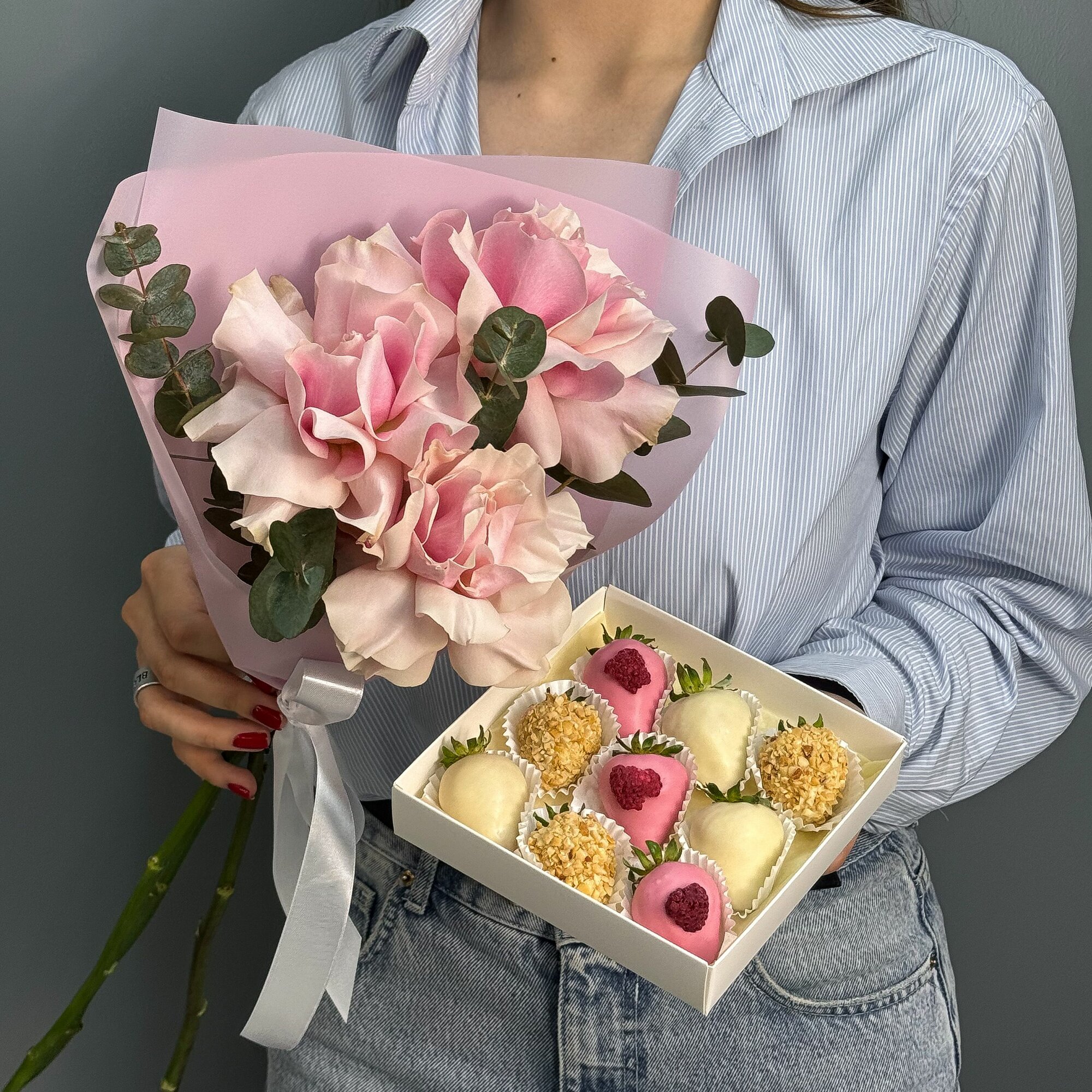 Мини-букет с французскими розами и танацетумом(ромашкой) и набор клубники в шоколаде