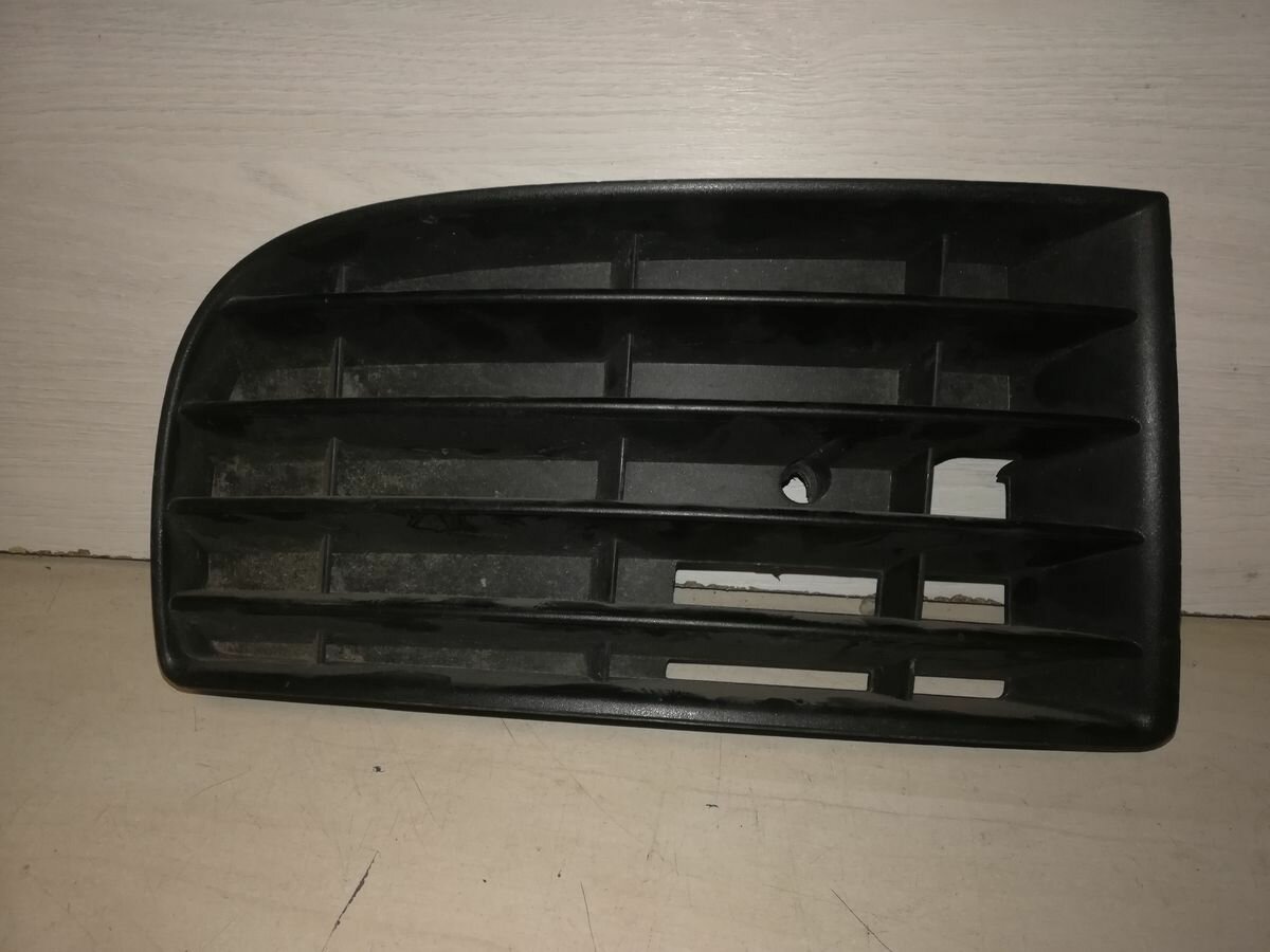 Решетка переднего бампера правая Volkswagen Golf 5