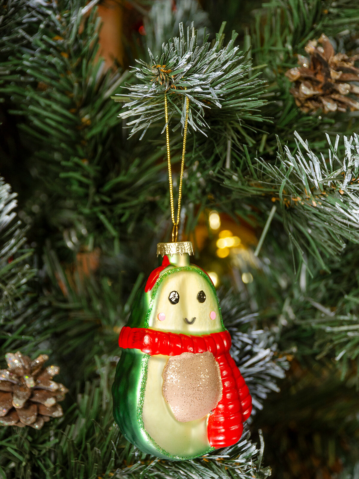 Стеклянная новогодняя елочная игрушка "UltraMarin" 149-LN НГ Авокадо в шарфике 1 шт.