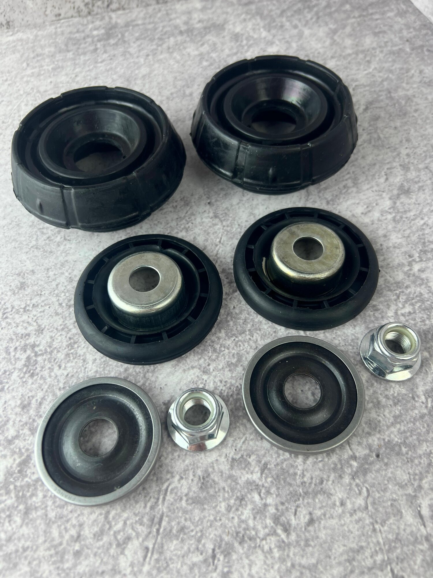 Полный комплект опор амортизатора. Опорный подшипник - 8200651172 (2 штуки). Опора передняя - 6001547499 (2 штуки). Чашка амортизатора - 8200876298 (2 штуки). Гайки. Renault Logan, Largus, Duster