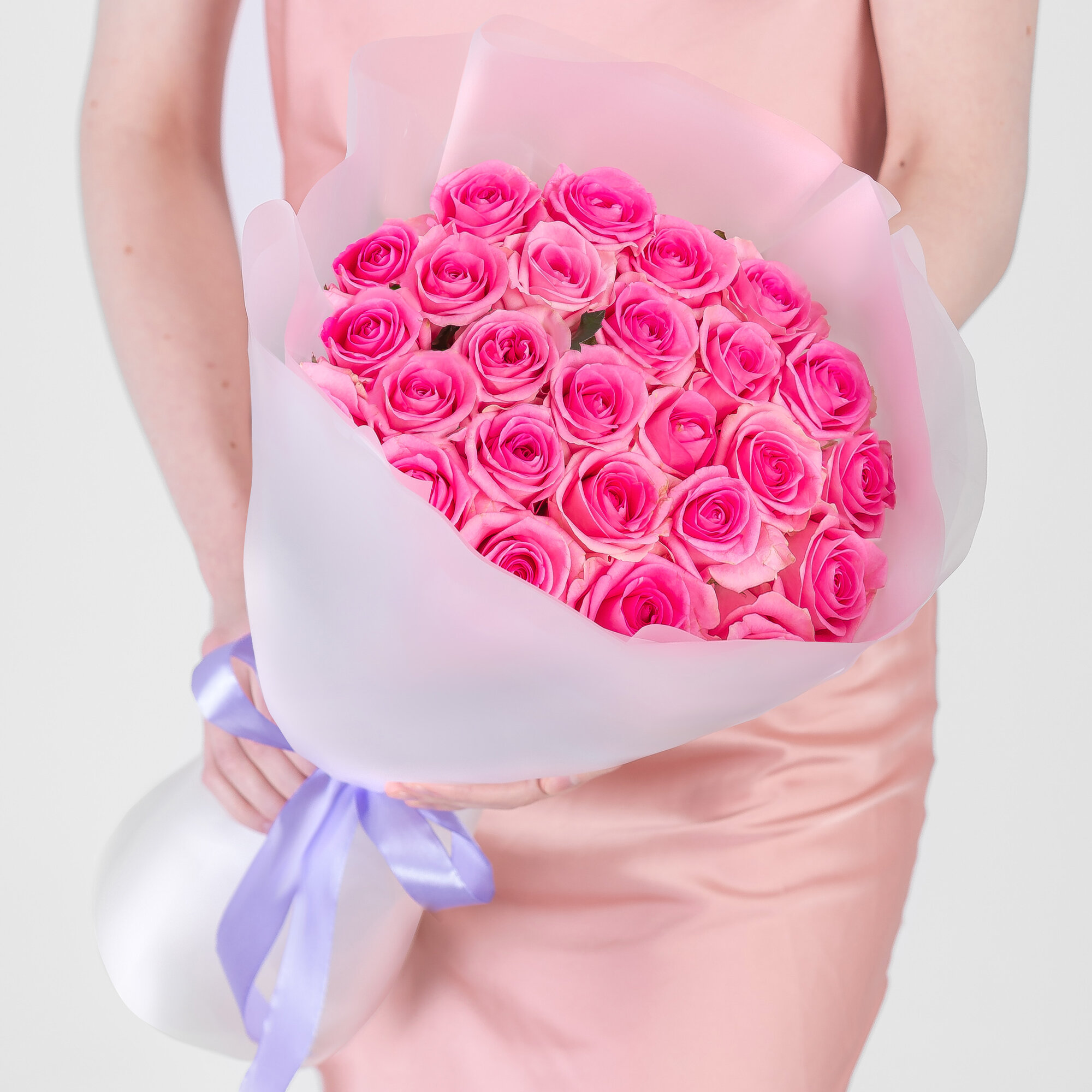 Букет Мегацвет24 "Ярко-розовые розы Ревиваль", 25 шт, 50 см, в дизайнерской плёнке