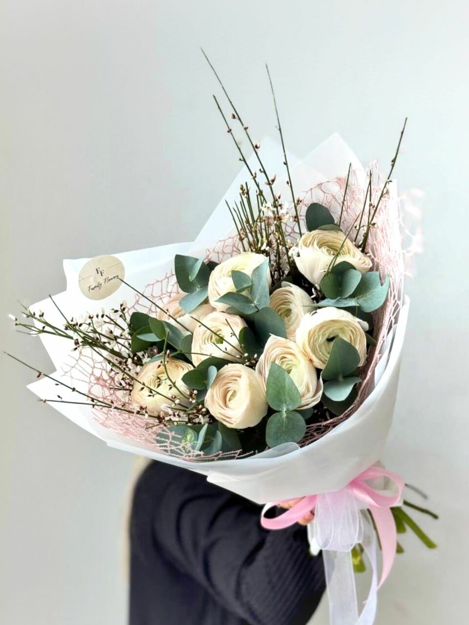 Весенний букет, ранункулюсы и зелень, 12 цветов, высота 30 см