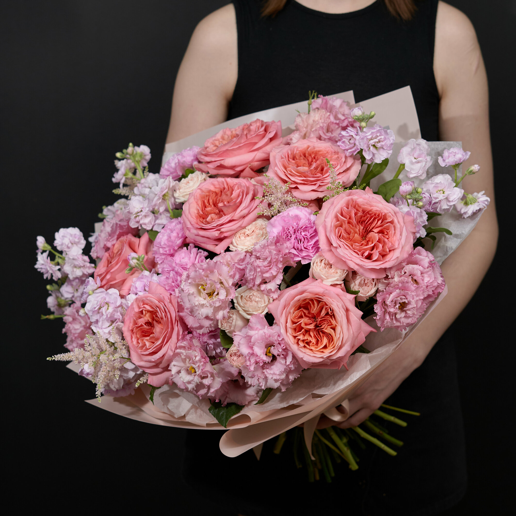 Цветы живые большой букет из розовых эустом и пионовидных кустовых роз с эвкалиптом