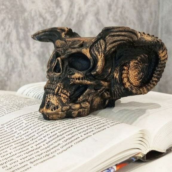 Череп подсвечник