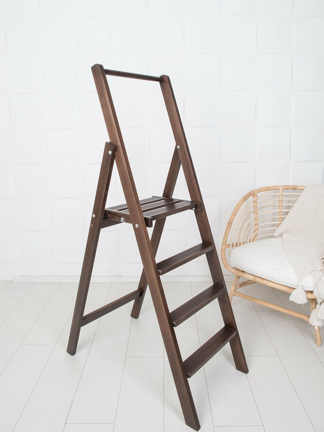 Стремянка деревянная ласточка для дома, четыре ступени, венге