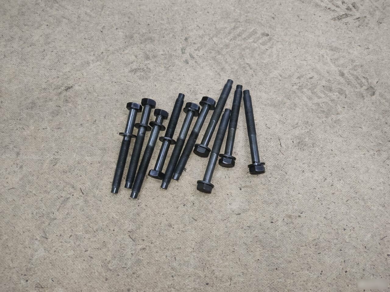Болты оси вала рокеров KFW Peugeot