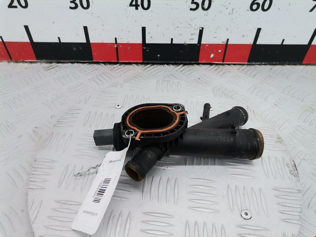 Фланец (штуцер системы охлаждения тройник) Volkswagen Passat 7 03L121132AA арт. 1565560