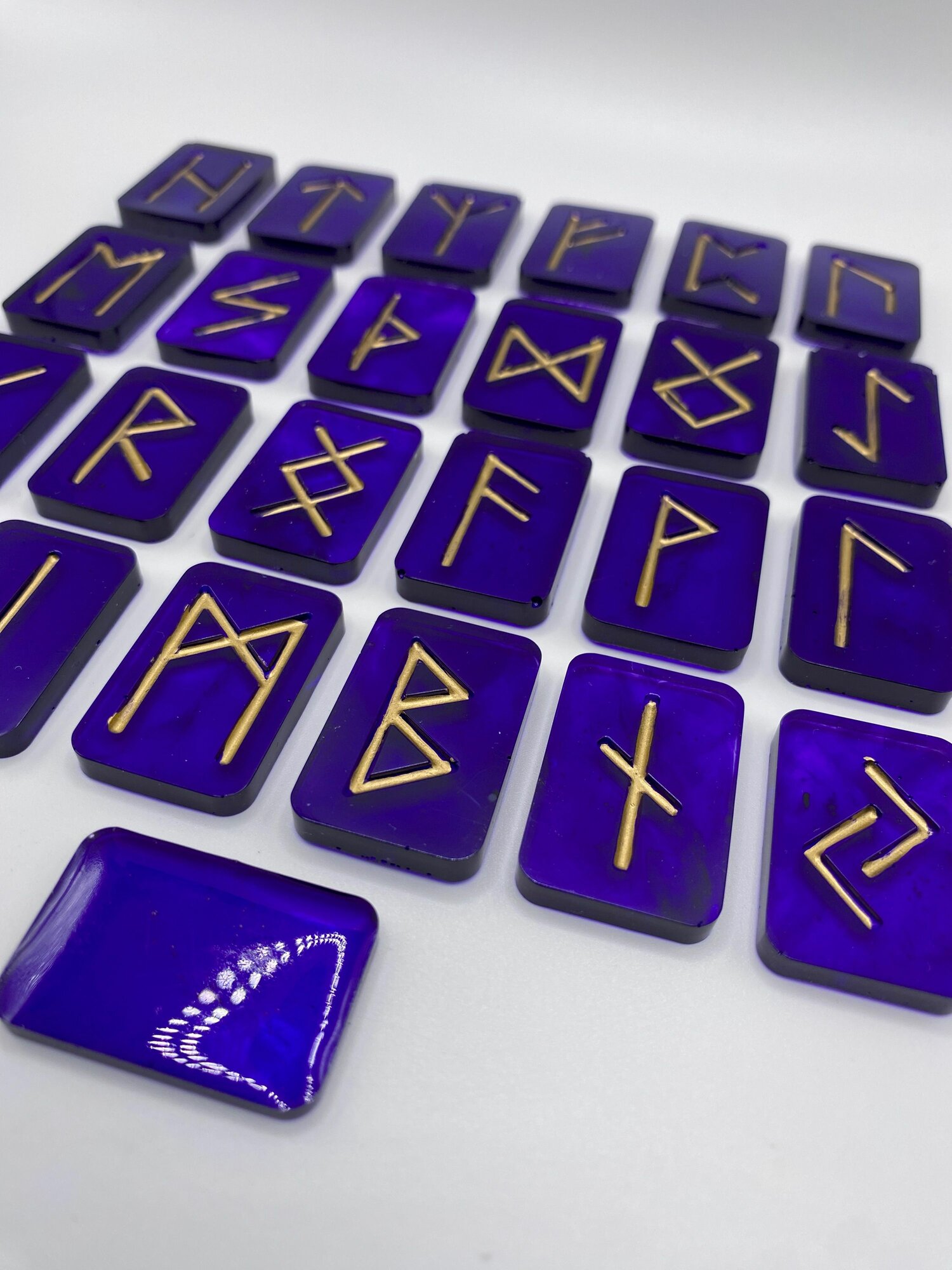 Руны "Скандинавские", эпоксидная смола, фиолетовые, 25 шт