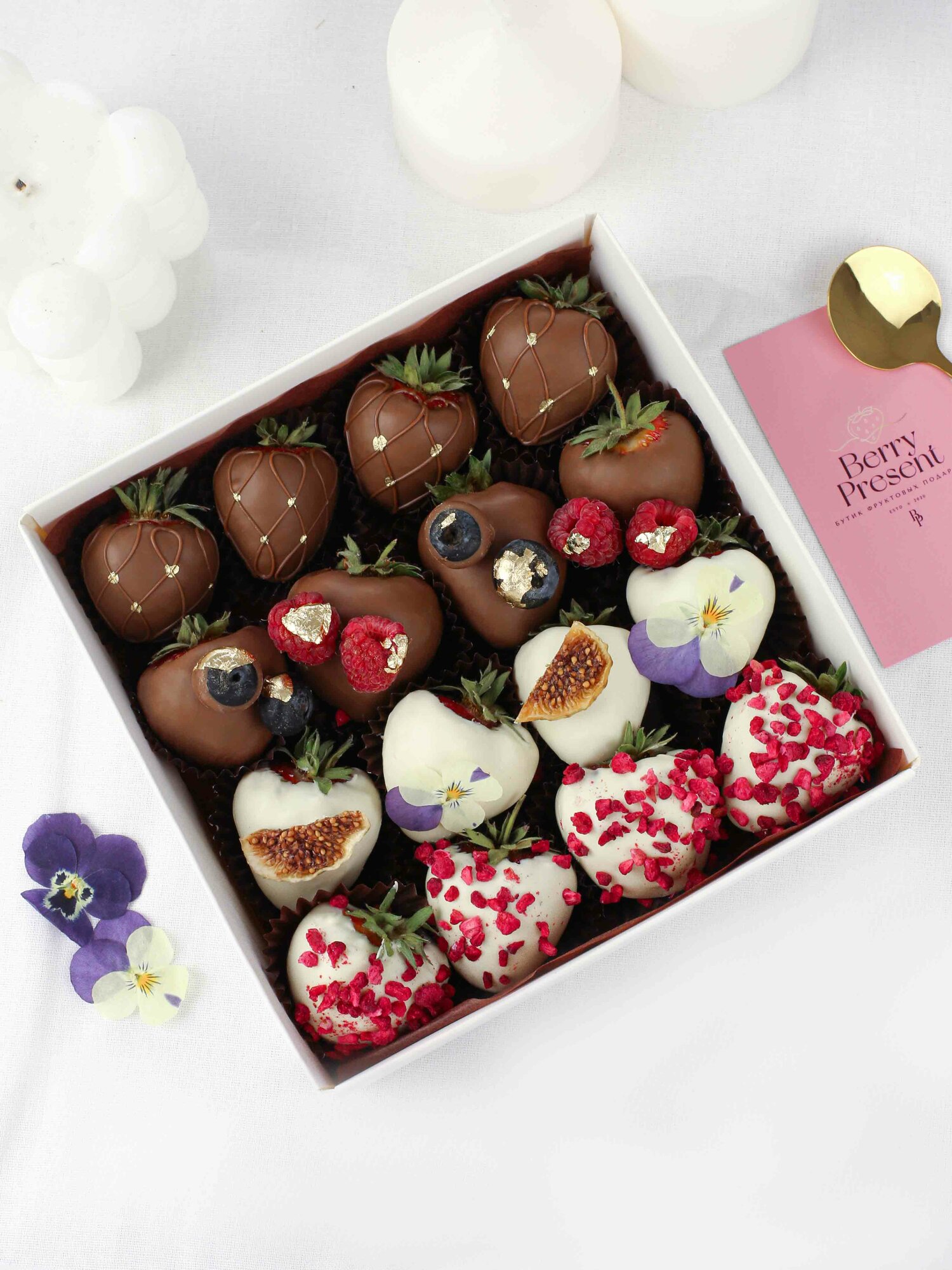 Клубника в шоколаде в коробке Набор "Flowers", с инжиром и цветами, в подарочной упаковке, 16 шт