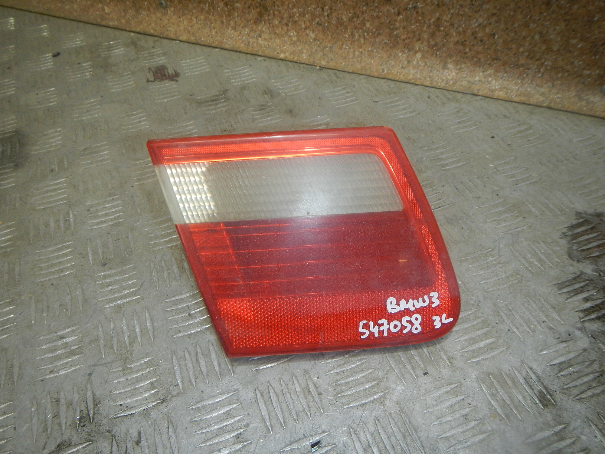Б/У Фонарь задний внутренний левый, BMW (БМВ)-3 (E46) (98-05) BMW 3 (E46) (98-05) универсал Мелкие царапины, грязь внутри...