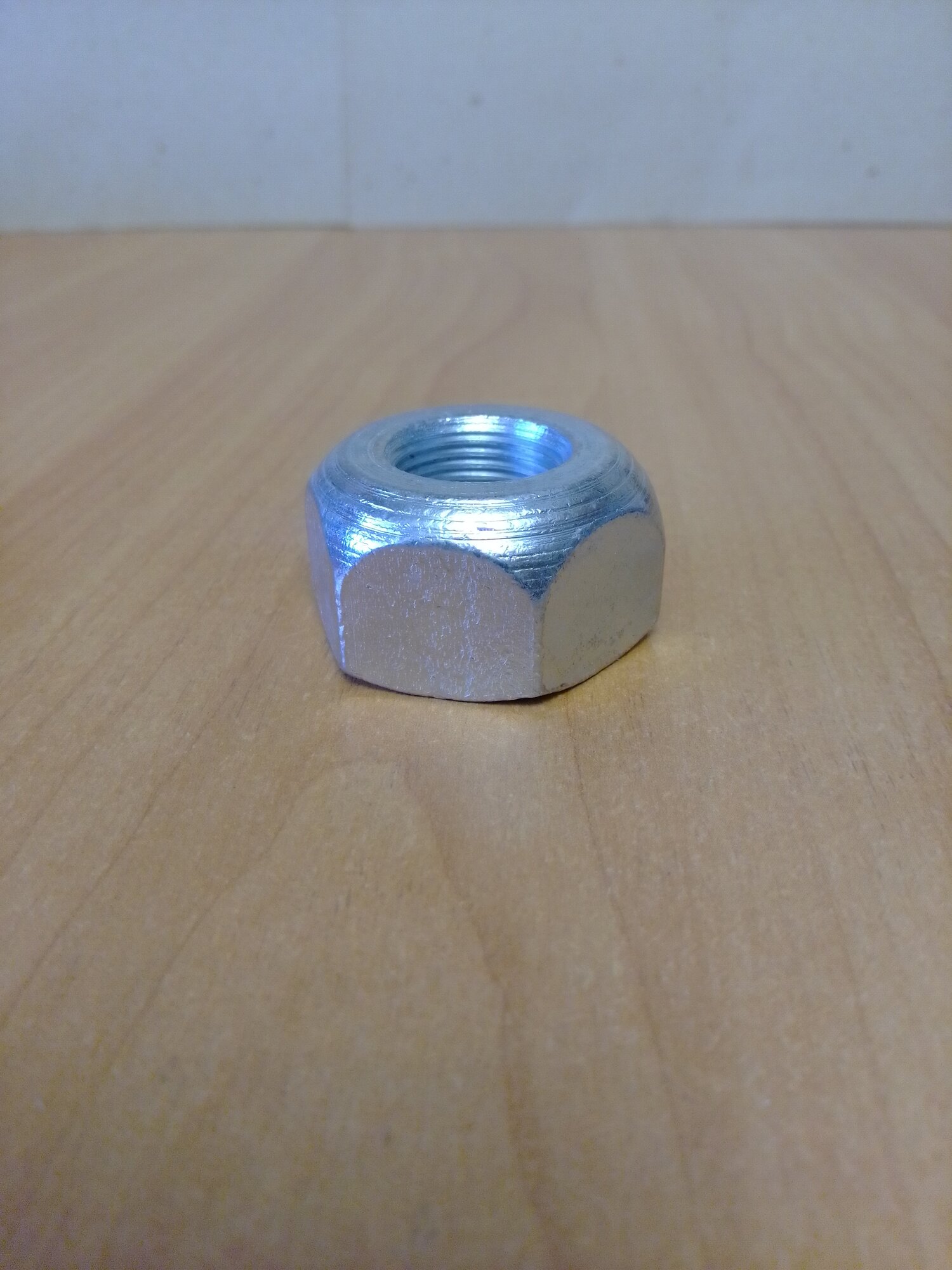 Гайка колеса М20х1.5 для автомобилей ЗИЛ-130, ГАЗ-53, ГАЗ-3307, урал передняя правая. Россия, ОАО ГАЗ