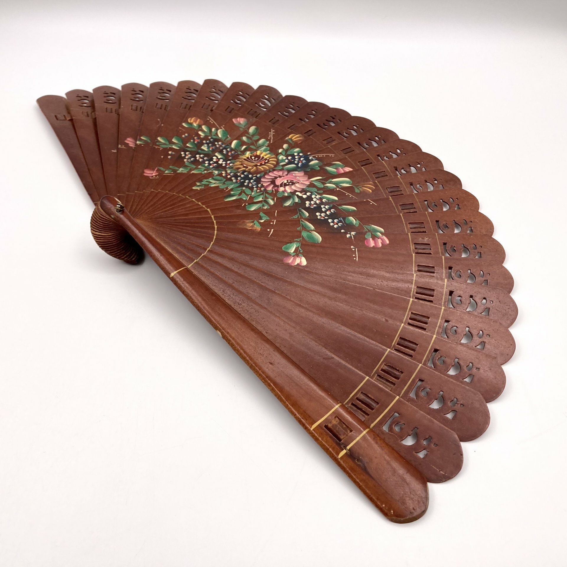 Веер винтажный, украшенный цветочной композицией на экране, дерево, роспись