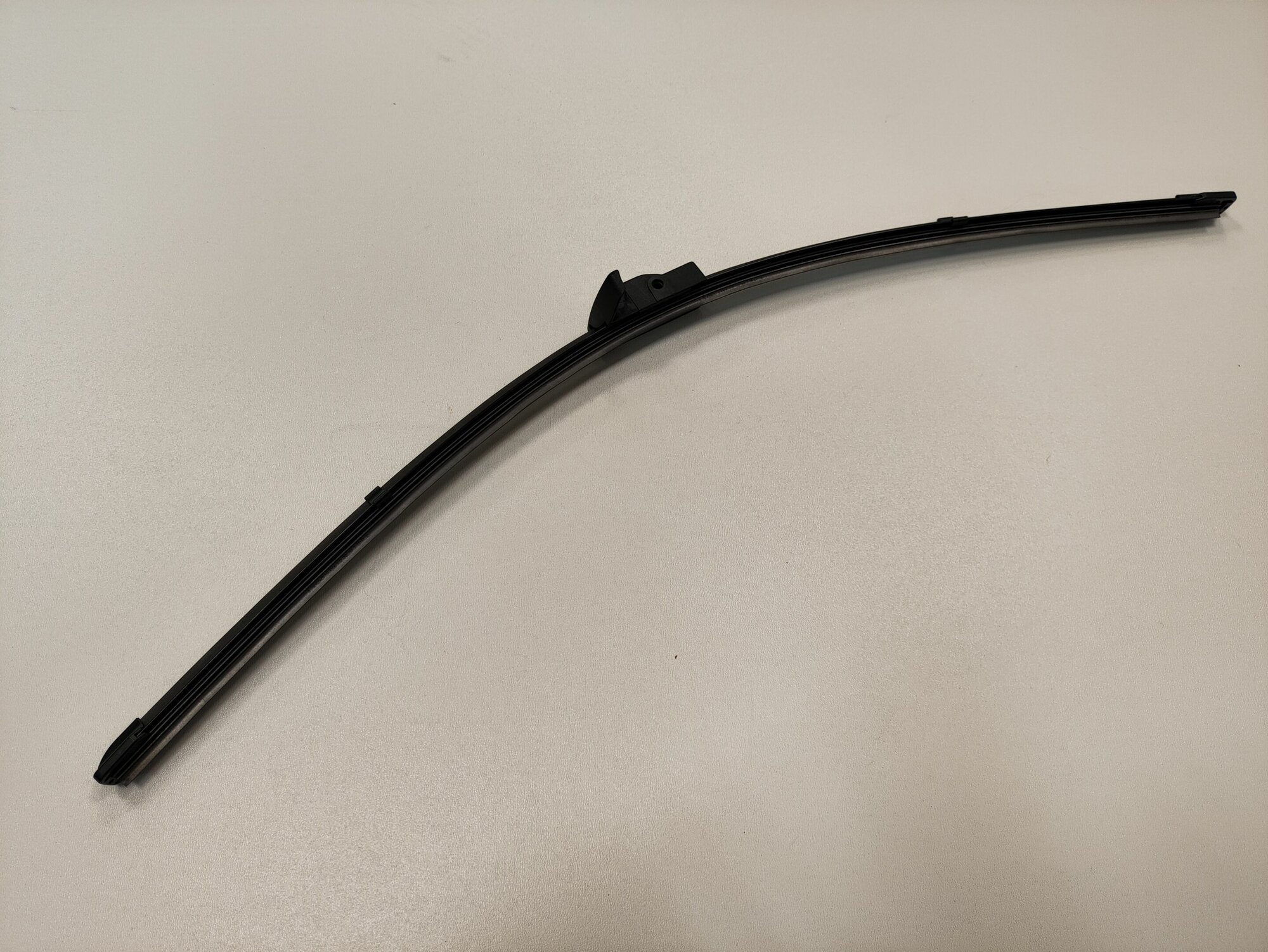 Щетка стеклоочистителя бескаркасная левая 600 мм Geely Atlas [1.8 16V 6AT внедорожник 4X4] 6020003300661