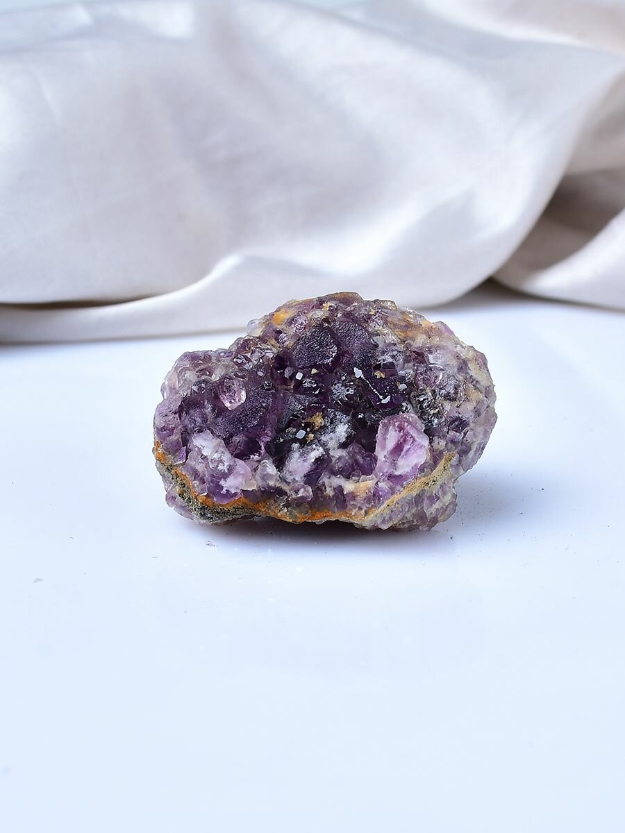 Натуральный необработанный камень "стандарт фиолетовой флюоритовой руды не подвергался обработке (3-5 см 3 шт)