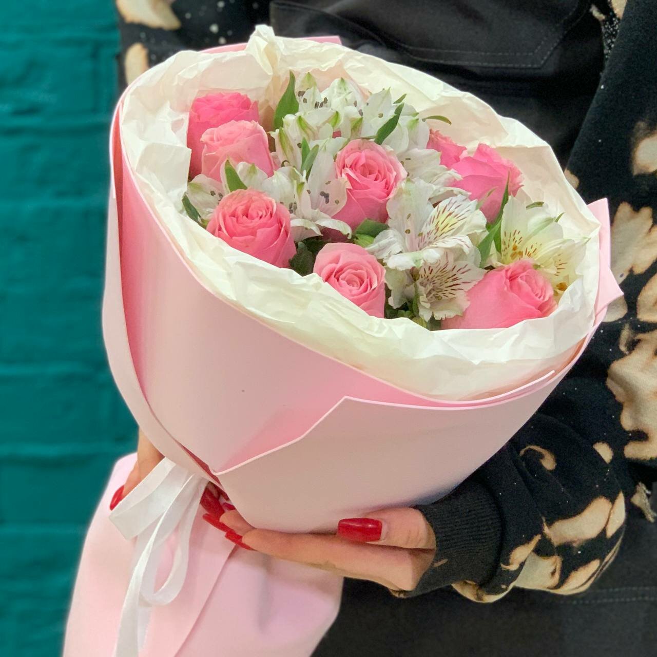 Букет из розы и белой альстромерии