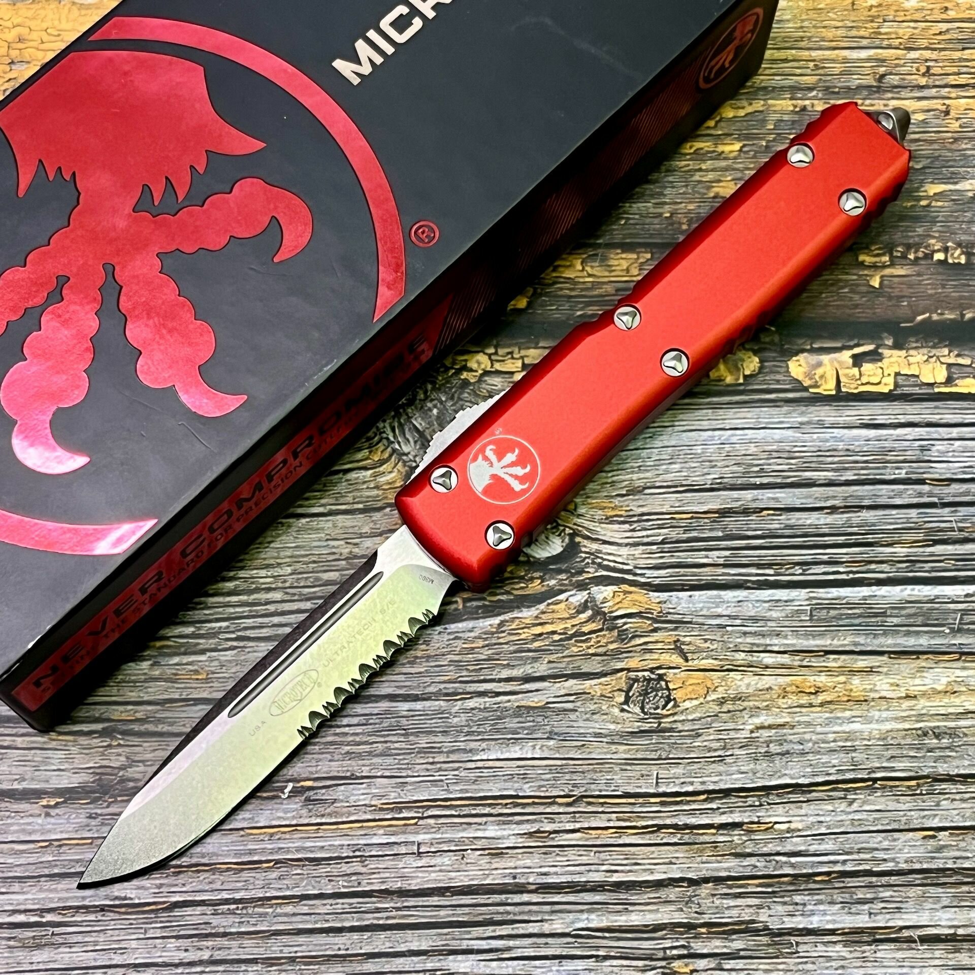 Нож складной MicroTech 12111RD Ultratech, StoneWash PartSerrated M390 Blade, Red Handle
