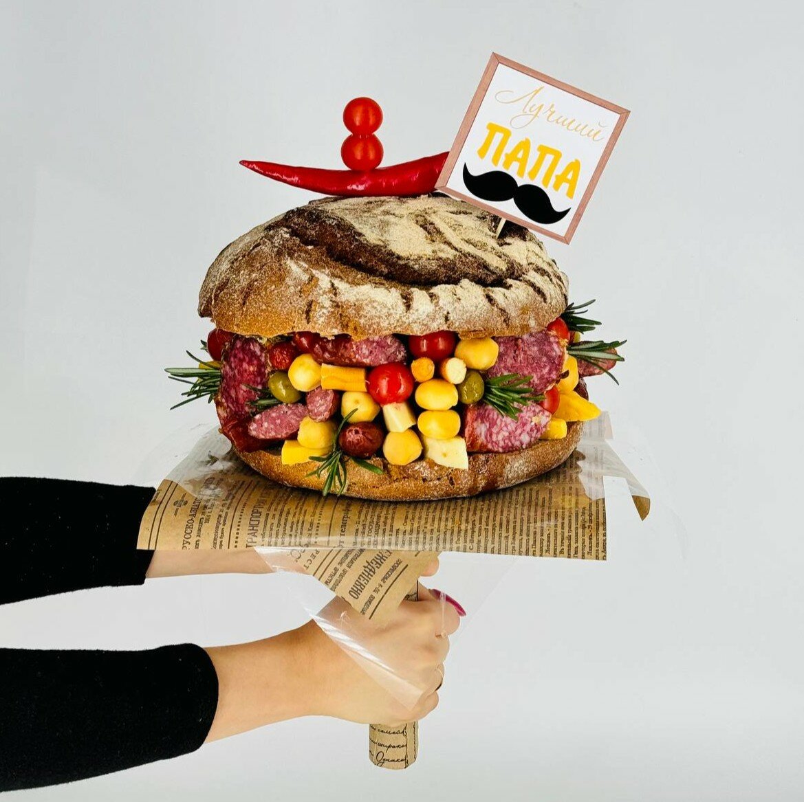 Букет мега бургер подарок для папы. Колбасный букет с закусками "Лучший папа"