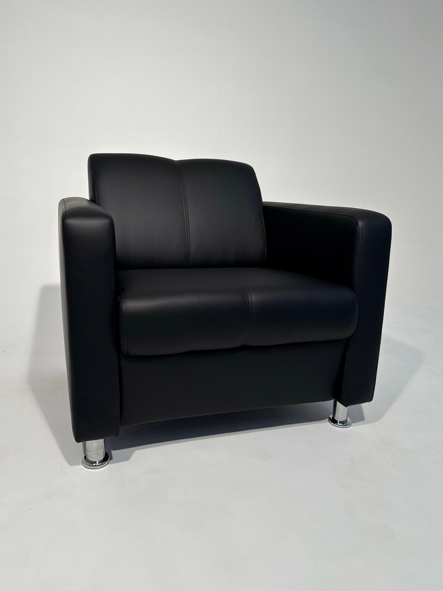 Кресло офисное Сенатор, механизм Нераскладной, 80х82х80 см, черный матовый, с отделочной строчкой