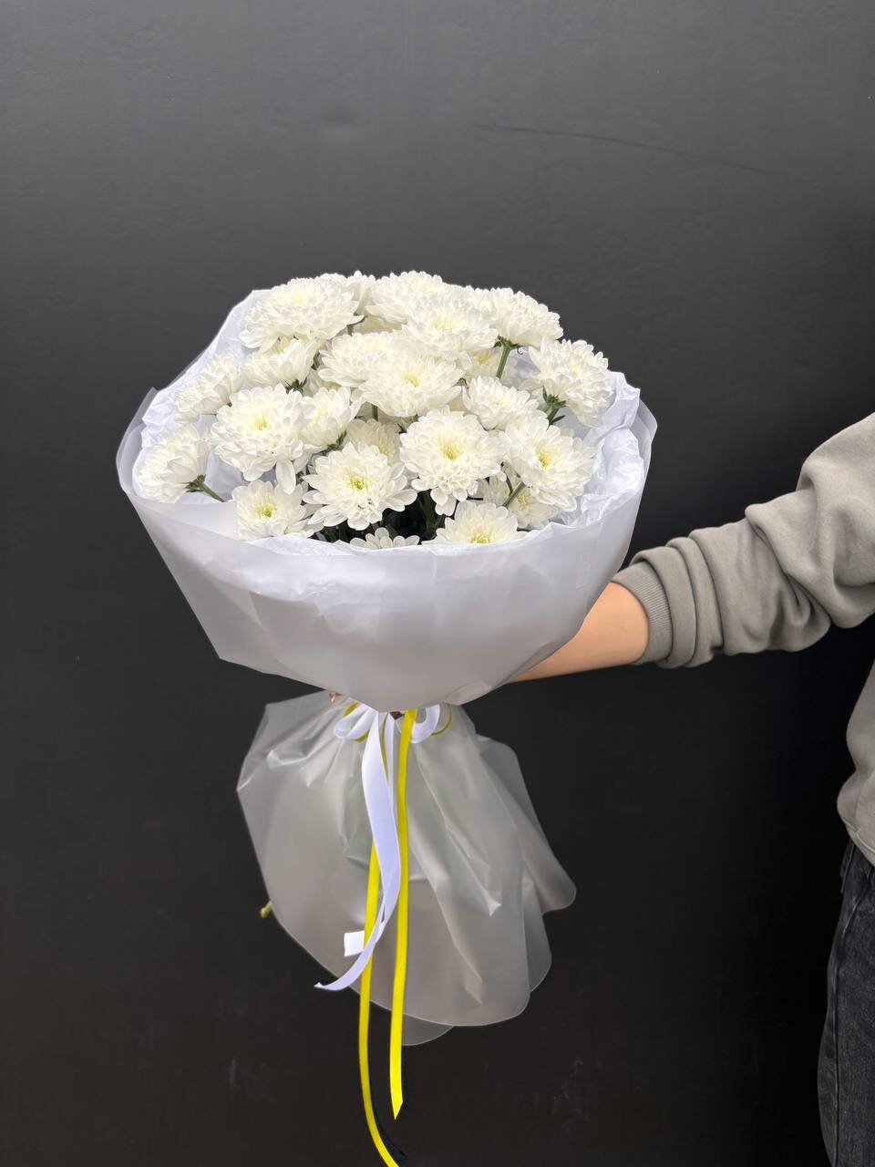 Букет из 5 белых хризантем в стильной упаковки от Story Flowers