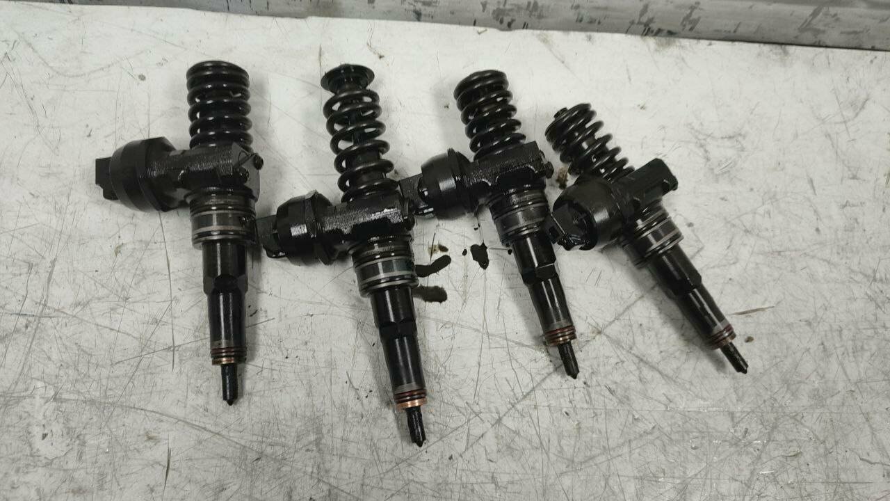 Форсунка топливная Volkswagen Passat B5 рест. (2000 - 2005) 038130073AJ