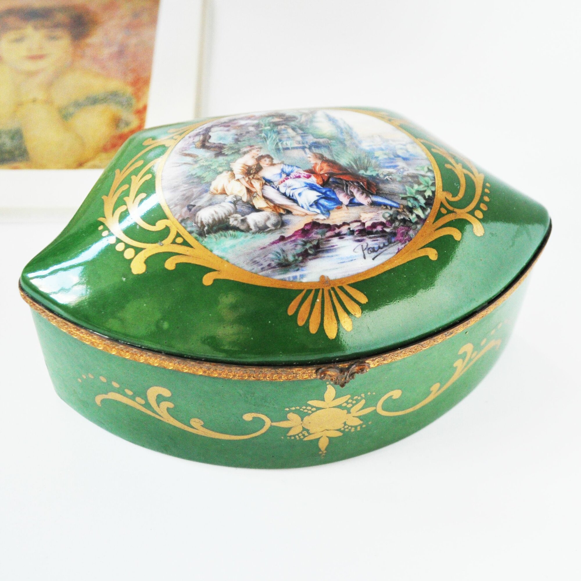 Старинная шкатулка "Галантный век". Фарфор, деколь, ручная подрисовка, латунь. Франция, середина XIX века.