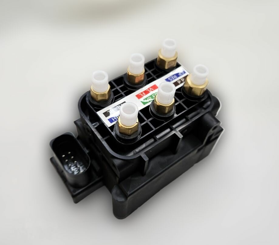 Блок клапанов пневмоподвески Audi A8D4 (2001-2017)