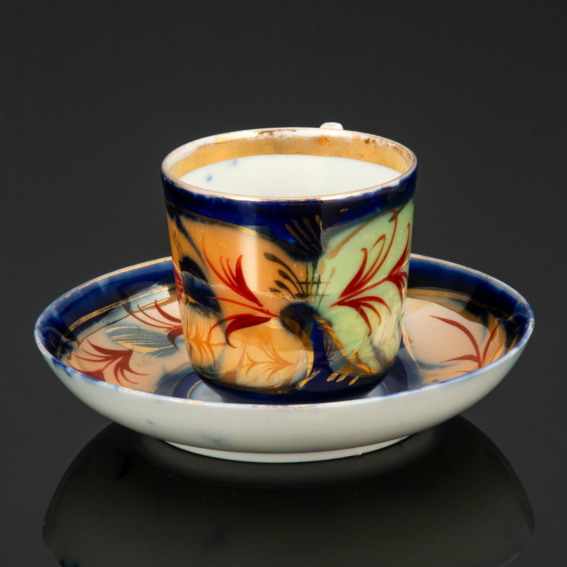 Чайная пара, украшенная мотивом "перо" на синем фоне, фарфор, кобальт, роспись