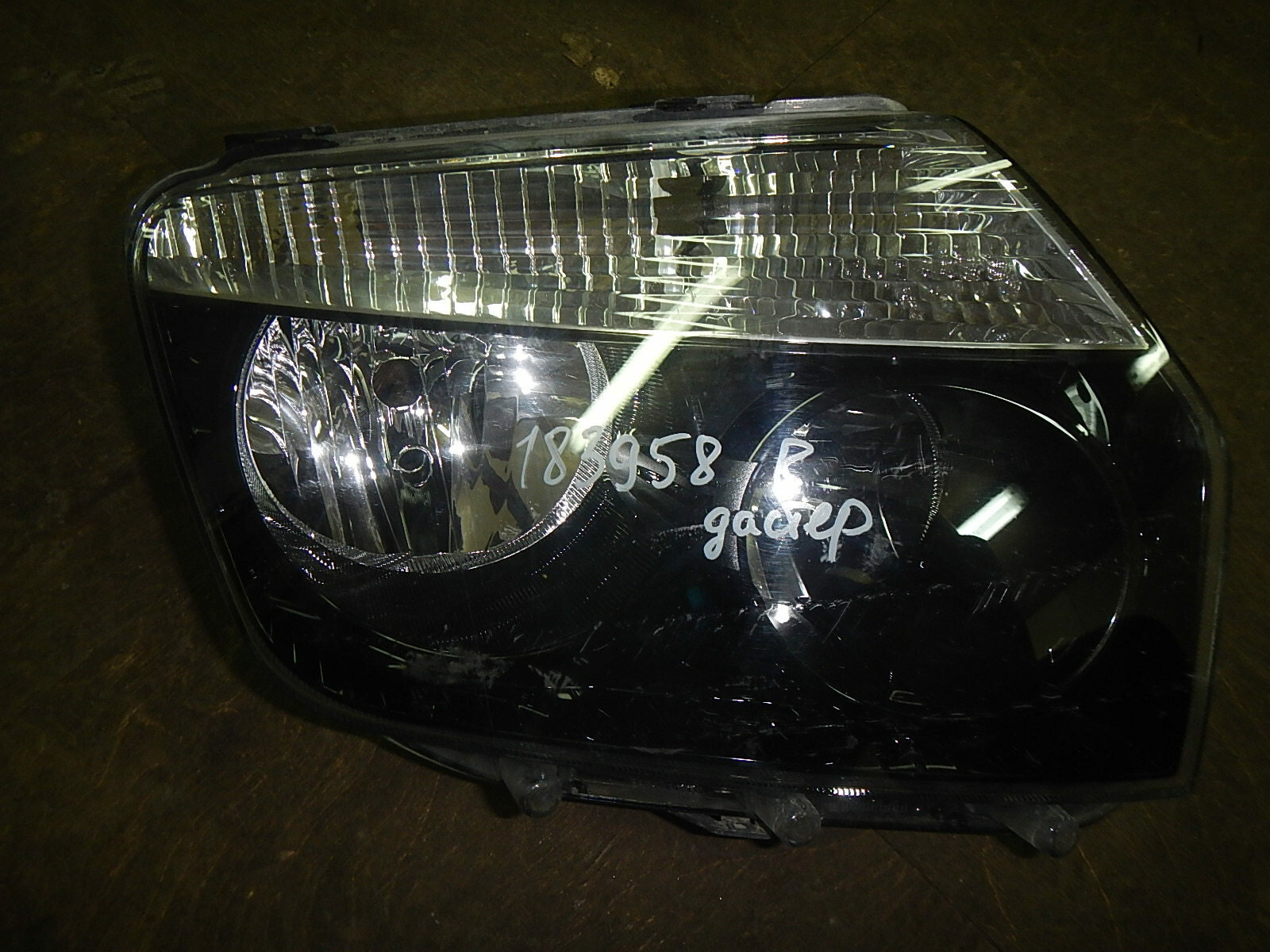 Б/У Фара правая, Renault (Рено)-DUSTER (12-) RENAULT DUSTER (12-20) -15 сломано 3 крепления, 2 дыры в корпусе,царапины. 1...