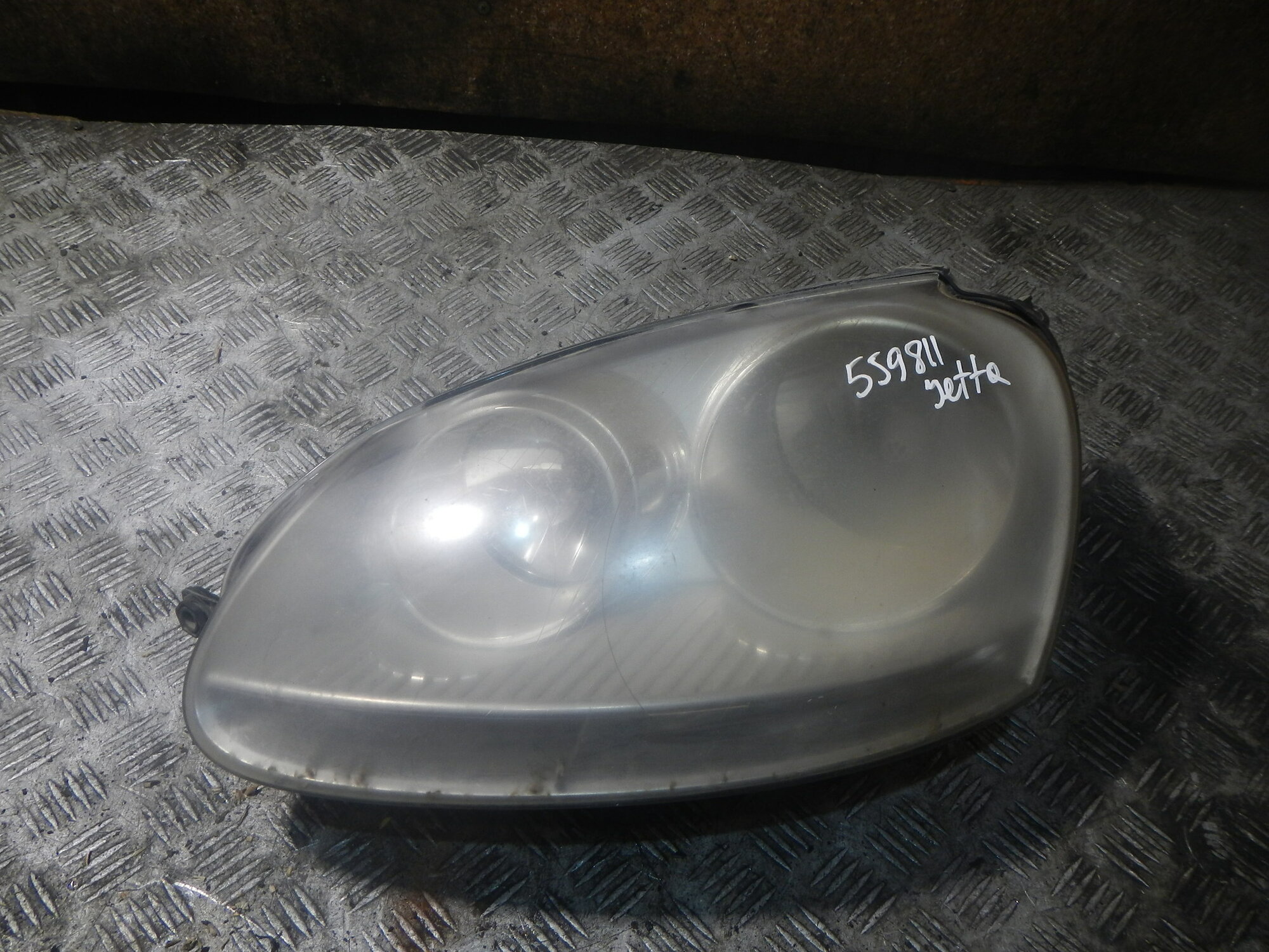 Б/У Фара левая, Volkswagen (Фольксваген)-JETTA (06-11) VOLKSWAGEN JETTA (06-11) галоген Мутное стекло, грязь внутри, повр...