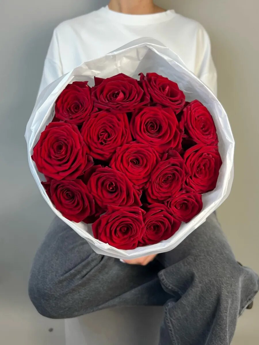 Моно букет красных роз 15 шт, в дизайнерской упаковке, 50см высота